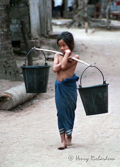 Laos: luang-prabang-bucket-girl_ni